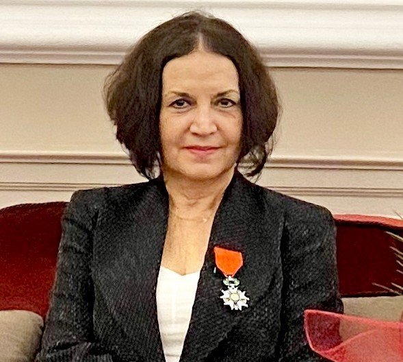 Scriitoarea Magda Cârneci a fost decorată cu Legiunea de Onoare, în ...